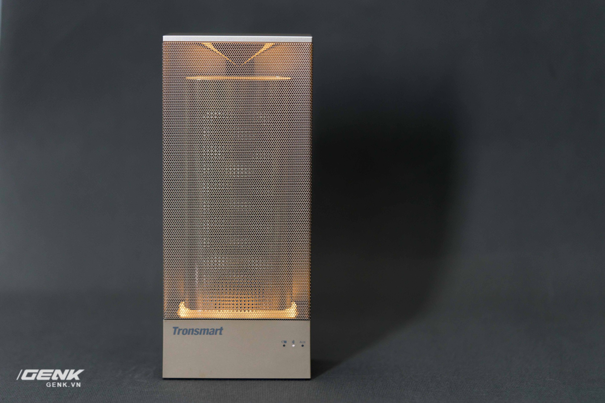 Tronsmart Element Beam: Mua loa di động về làm đèn ngủ?