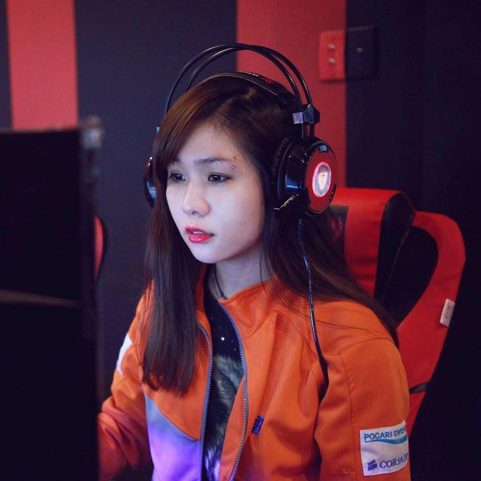 Nữ bình luận viên game MOBA BangBang 2 khiến game thủ ngất ngây vì quá ...