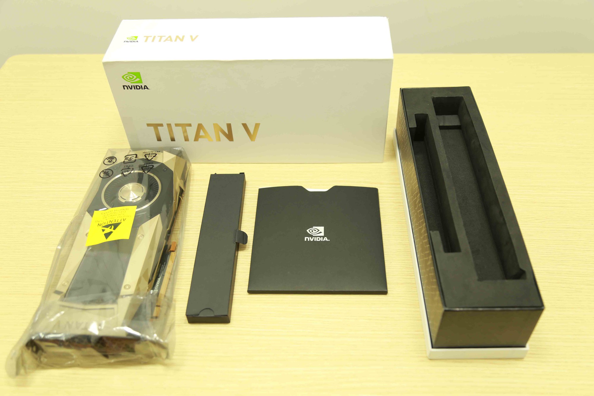 Trên tay Nvidia Titan V - VGA siêu siêu khủng trị giá 120 triệu đồng ...