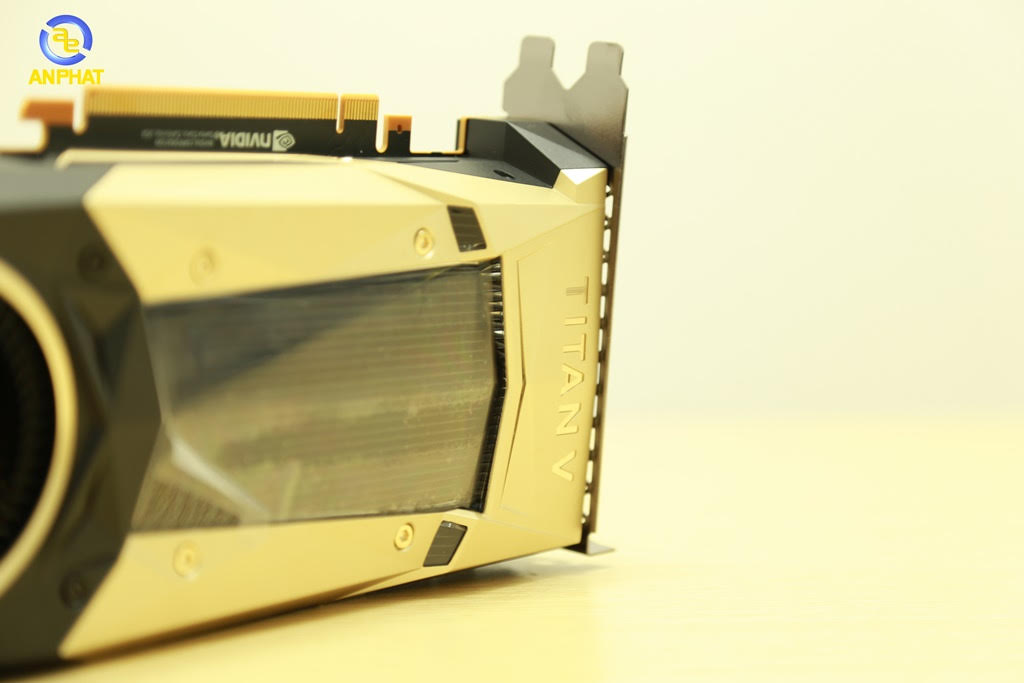 Cận cảnh VGA NVIDIA Titan V: Card đồ họa siêu khủng dùng cho Machine ...