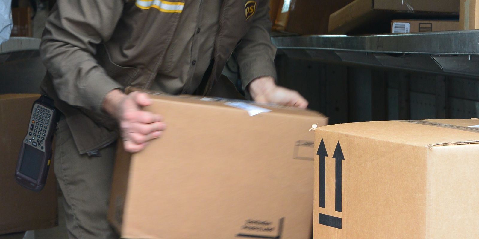 Nghe cách UPS chống chuyển nhầm đồ chỉ bằng tai nghe trị giá 8 USD ...