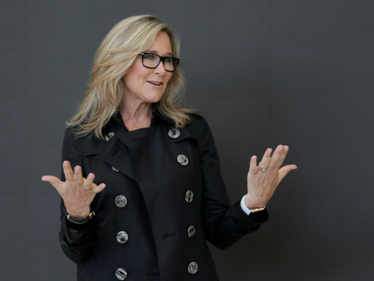 Dõi theo cuộc hành trình của Angela Ahrendts, từ một cô gái sống ở thị ...