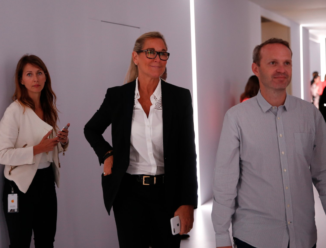 Dõi theo cuộc hành trình của Angela Ahrendts, từ một cô gái sống ở thị ...