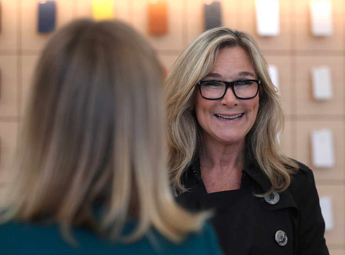 Dõi theo cuộc hành trình của Angela Ahrendts, từ một cô gái sống ở thị ...