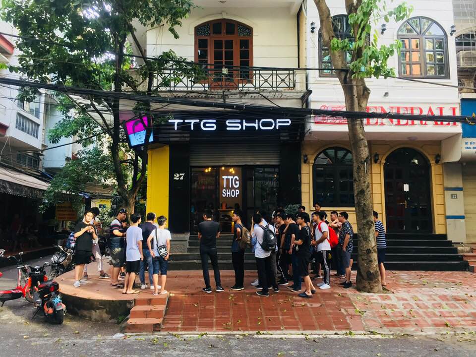 Khai trương TTG Shop: Dũng CT xuất hiện, khách đến đông nghịt, xếp hàng ...