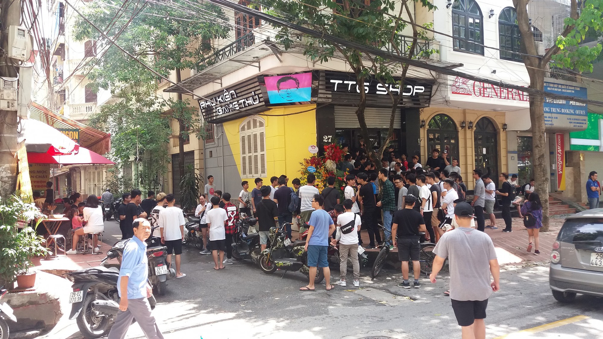 Khai trương TTG Shop: Dũng CT xuất hiện, khách đến đông nghịt, xếp hàng ...