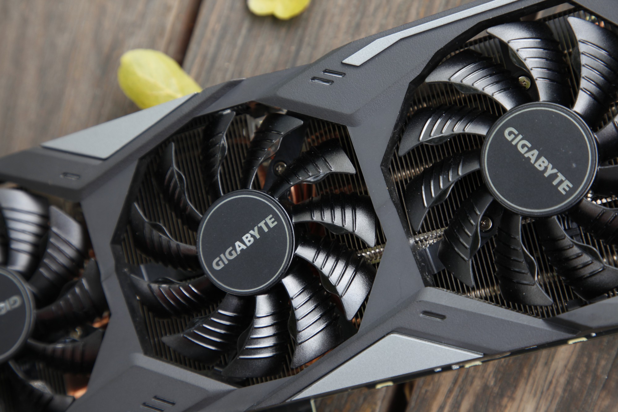 Cận cảnh chiếc RTX 2080 đầu tiên tại Việt Nam: To nạc dài, nhìn qua đã biết hàng khủng