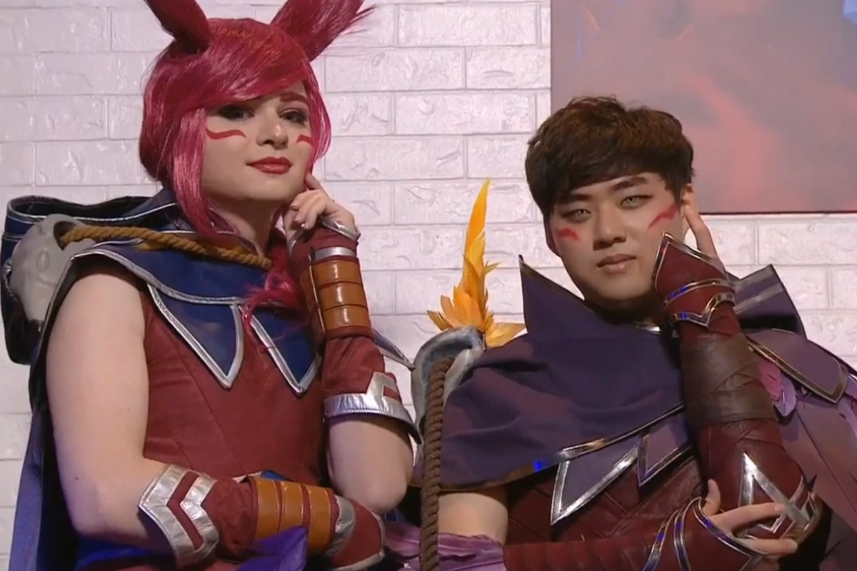 Cosplay một mình không đủ, Sneaky lôi thêm cả bạn gái vào cuộc, nhìn ...