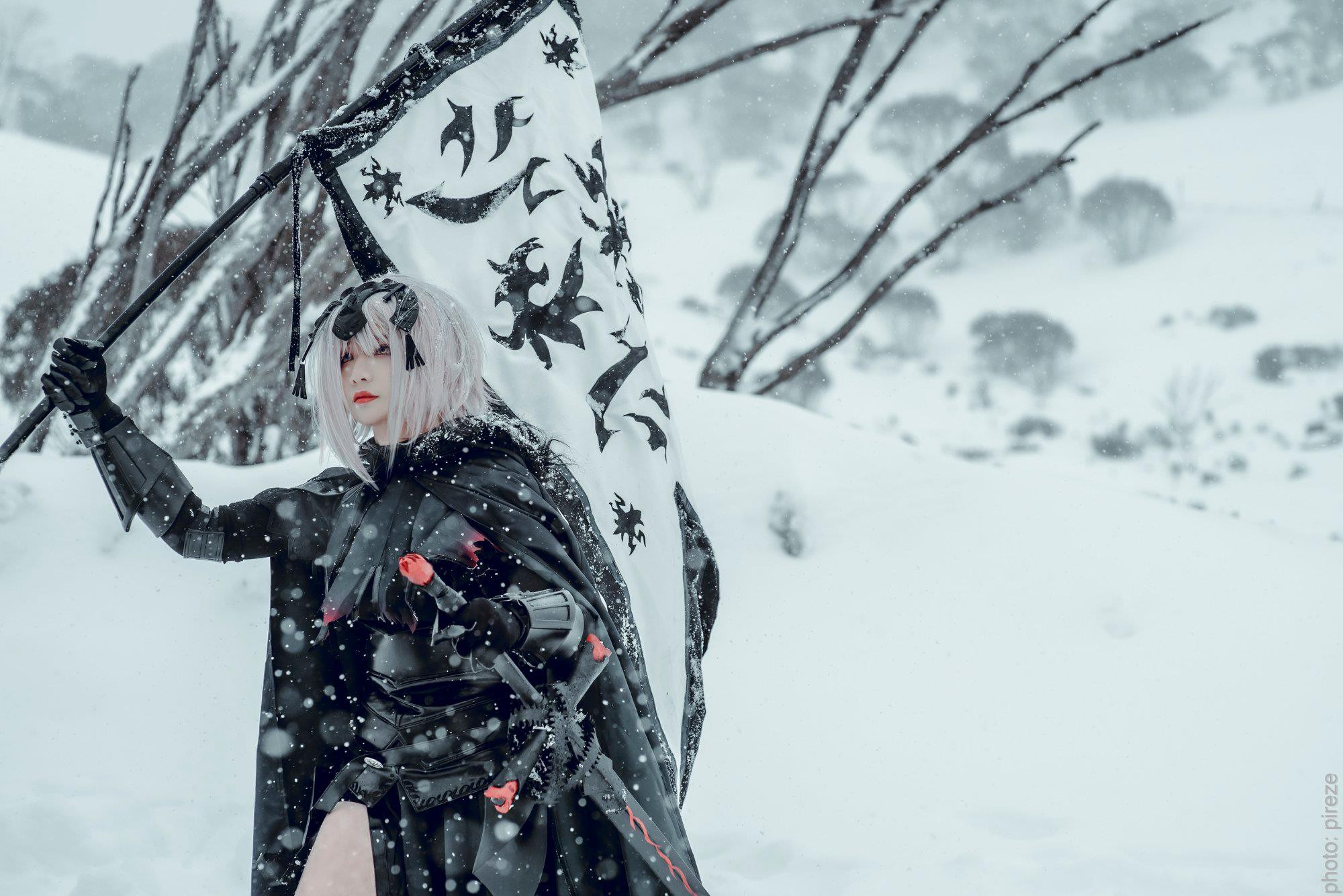 Cosplay Nàng Saber Và Jeanne Darc Song Kiếm Hợp Bích Trên Nền Tuyết Trắng Trong Fategrand Order
