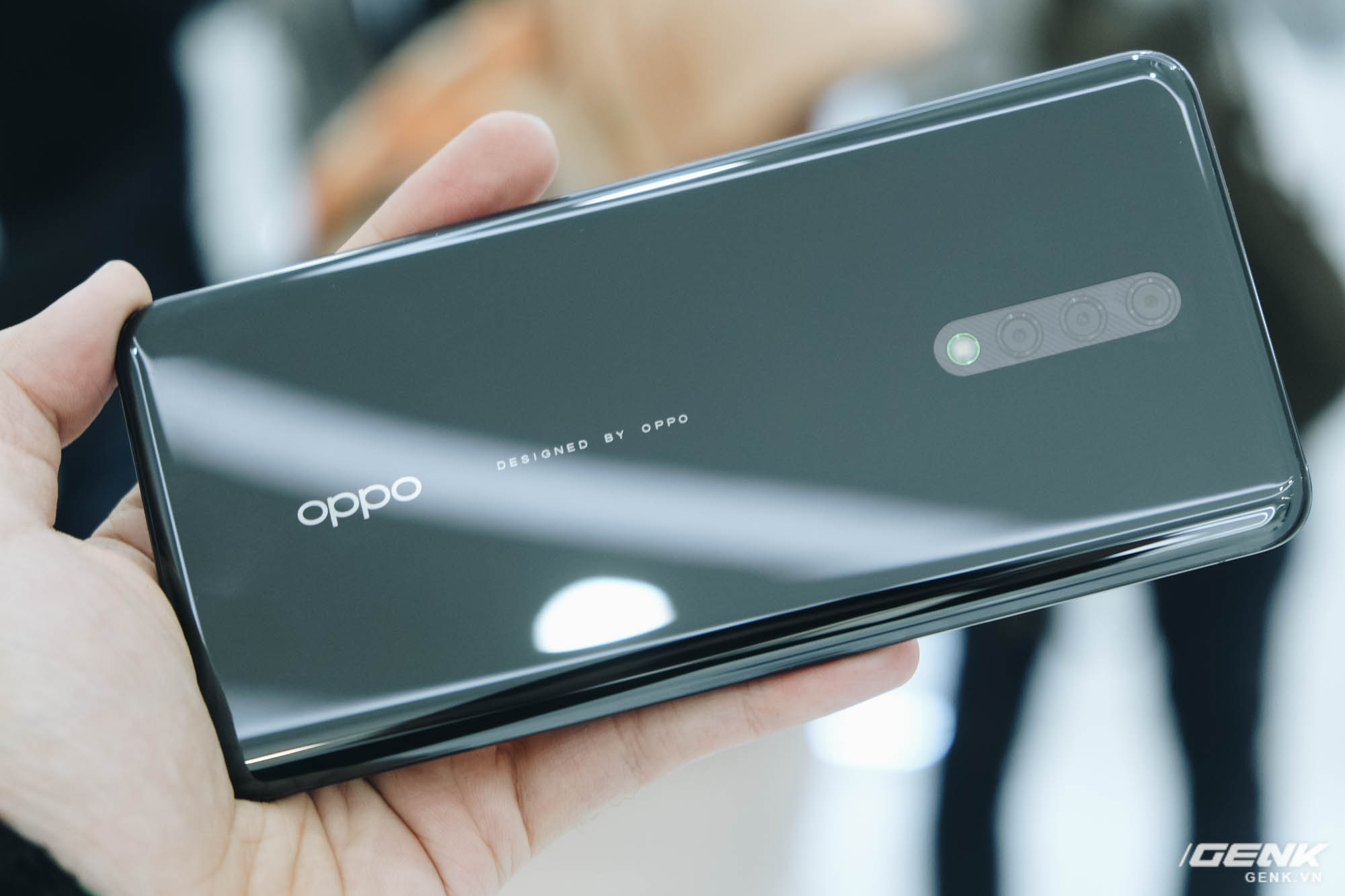 Cận cảnh smartphone camera ẩn dưới màn hình, không có cổng sạc của Oppo