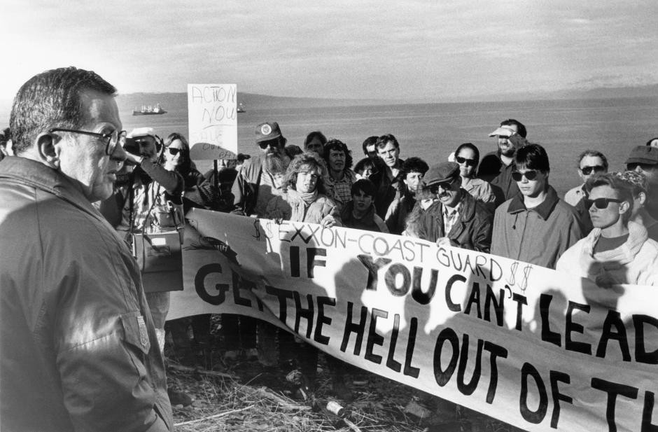 Sau 30 năm, những bức ảnh từ thảm họa tràn dầu Exxon Valdez vẫn còn gây ...