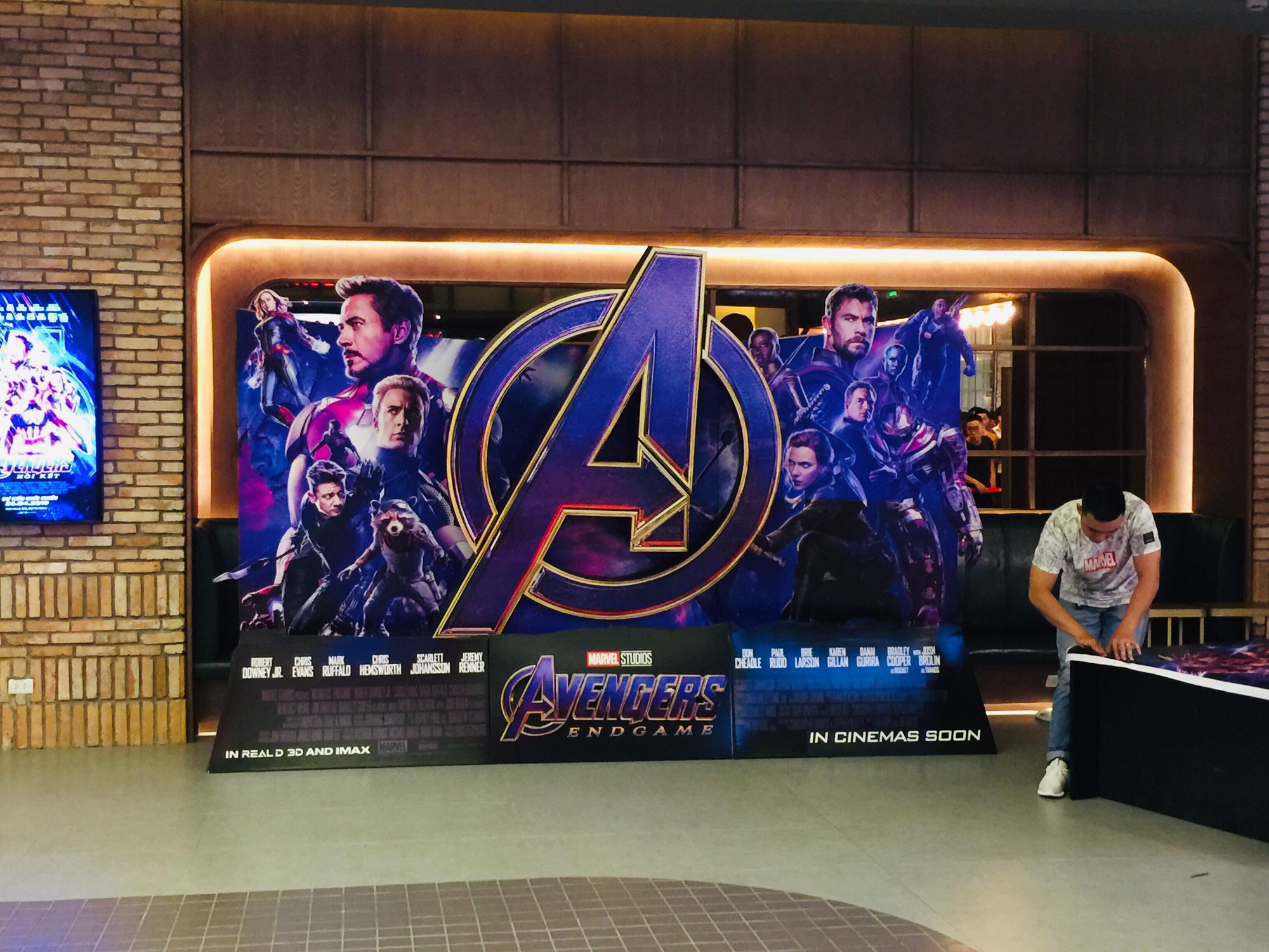 500 anh em chờ đợi "phá đảo" Avengers: Endgame - Những người đầu tiên ...