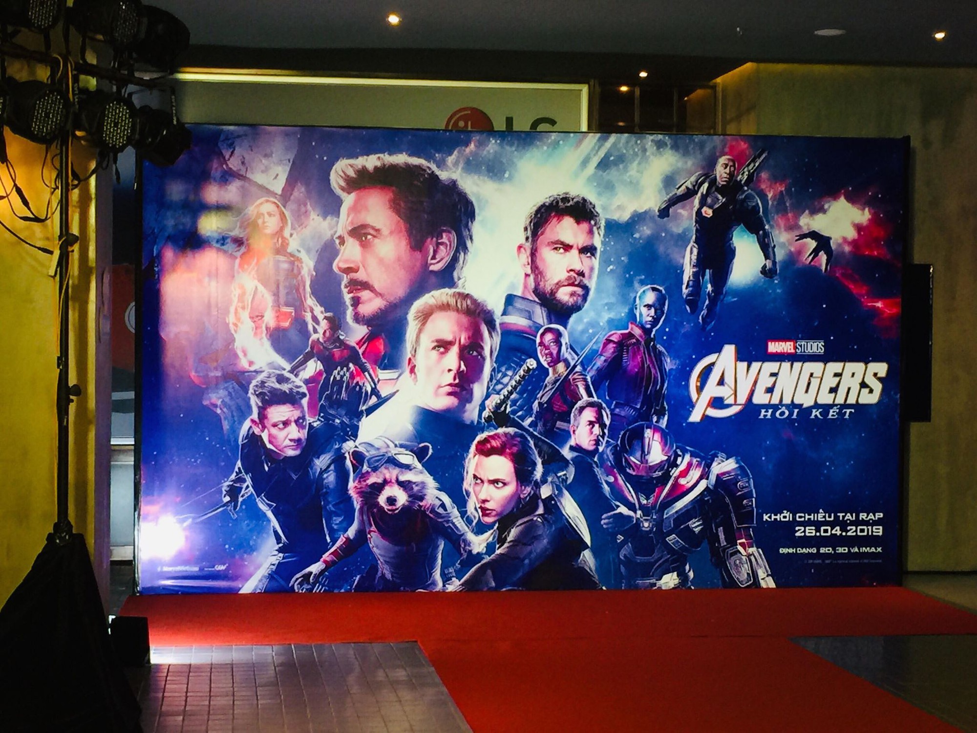 500 anh em chờ đợi "phá đảo" Avengers: Endgame - Những người đầu tiên ...