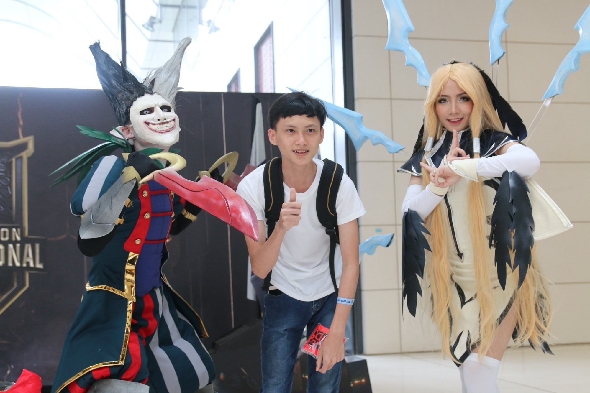 LMHT: Dàn cosplay cực "ngầu" và quyến rũ khiến ngày thi đấu thứ 2 vòng ...