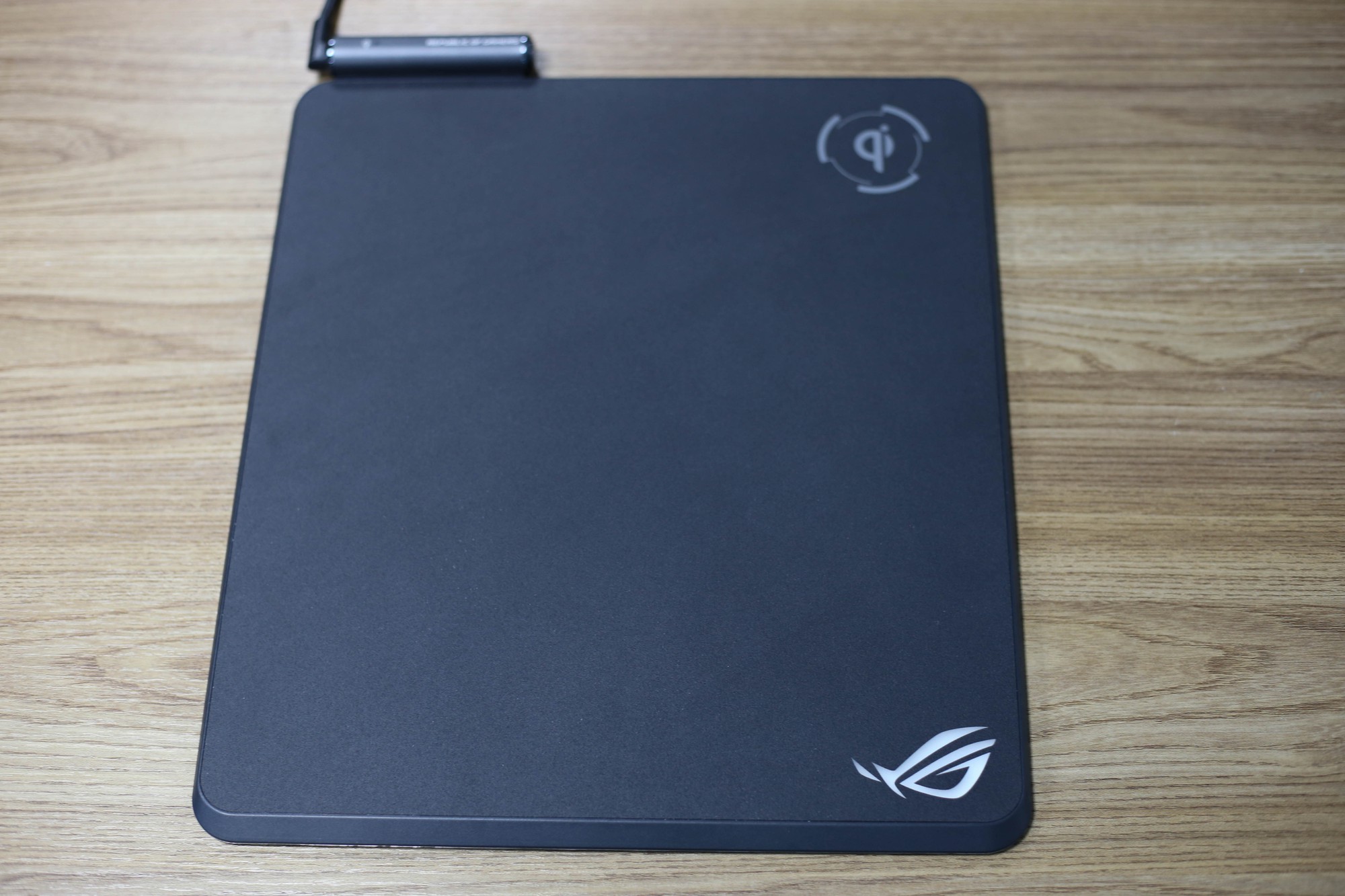 Cận cảnh Asus ROG Balteus Qi - Pad chuột phải sắm cho game thủ dùng ...