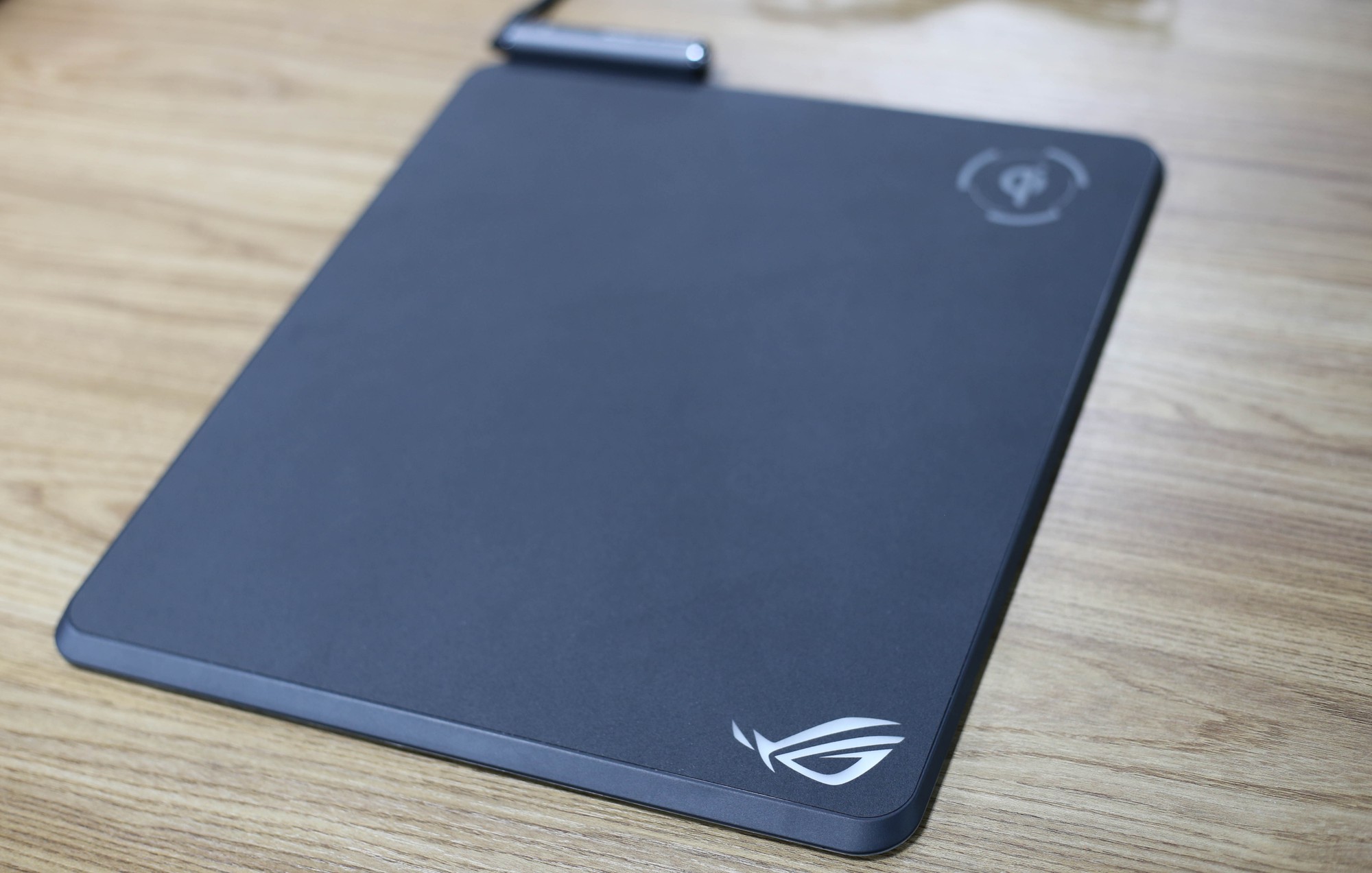 Cận cảnh Asus ROG Balteus Qi - Pad chuột phải sắm cho game thủ dùng ...