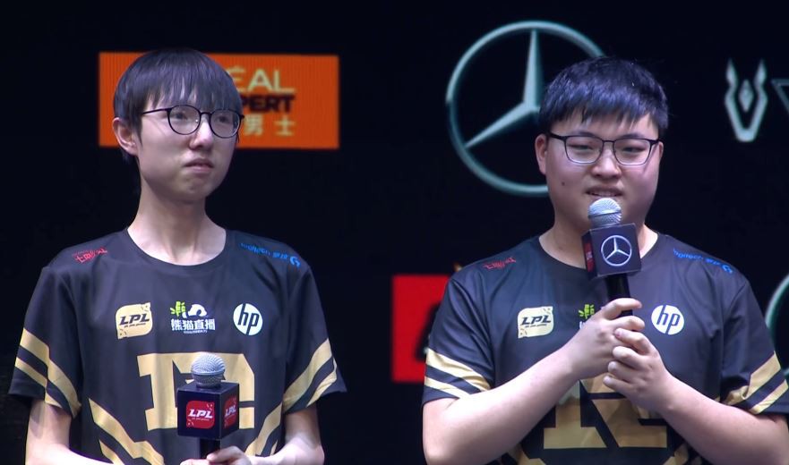 LMHT: Huyền thoại của Royal Never Give Up, 'phép bổ trợ thứ 3 của Uzi' - Mlxg chính thức giải nghệ