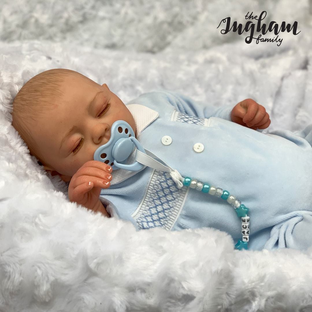 Youtuber triệu sub lấy con trai sơ sinh ra làm mẫu búp bê, bán hơn 7 ...