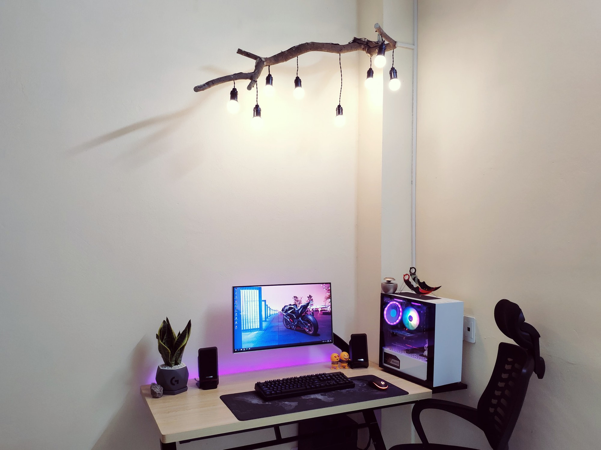 Tuyển tập các góc gaming 'trắng tinh khôi' cực đẹp của người Việt
