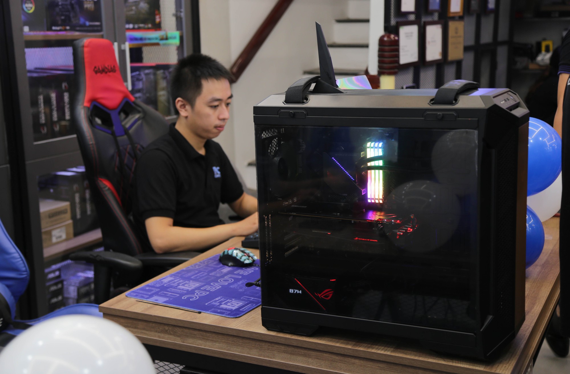 Tới thăm showroom tuyệt đẹp TNC Store mới khai trương: Toàn máy tính ...