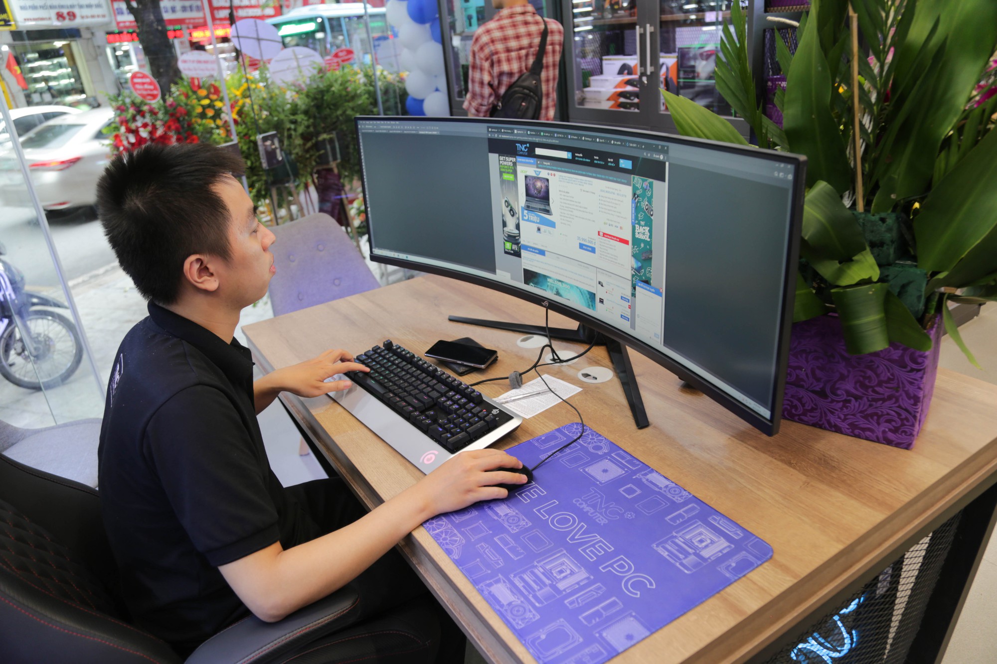 Tới thăm showroom tuyệt đẹp TNC Store mới khai trương: Toàn máy tính ...