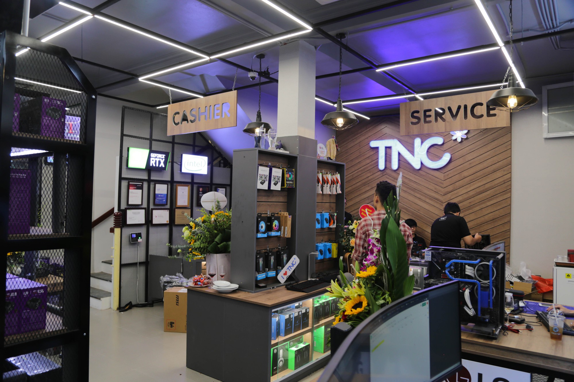 Tới thăm showroom tuyệt đẹp TNC Store mới khai trương: Toàn máy tính ...