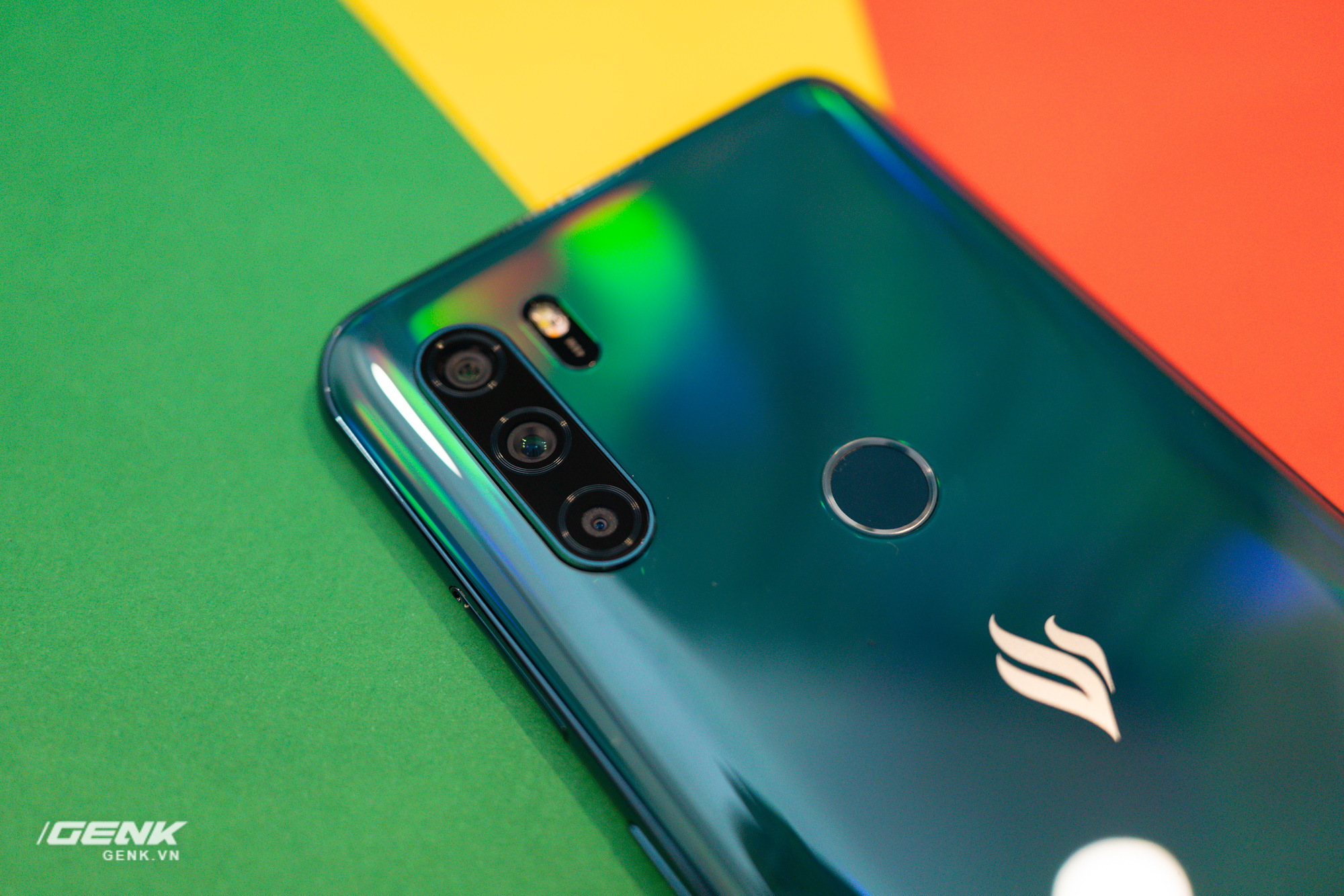 Trên tay Vsmart Active 3: Camera "thò thụt", mặt lưng xanh 'ngọc lục ...