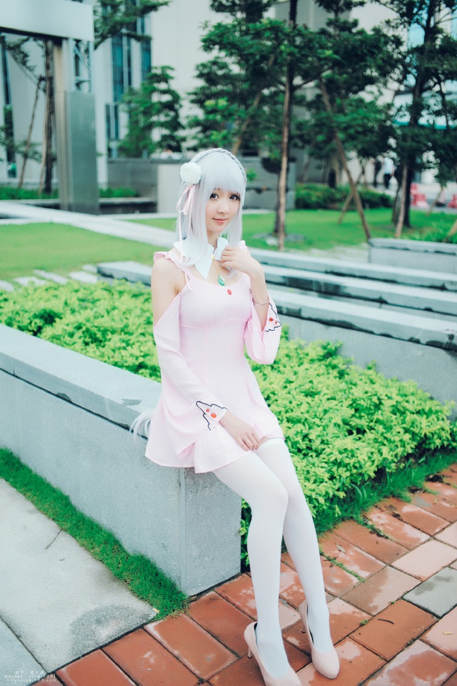 Ngất ngây với cosplay Emilia cực dễ thương trong Anime Re:Zero