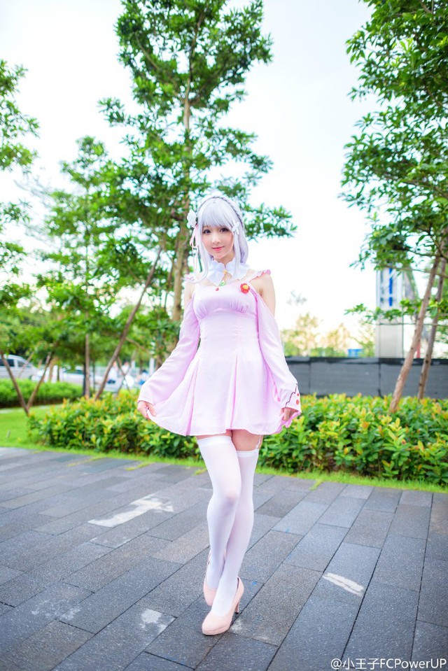 Ngất ngây với cosplay Emilia cực dễ thương trong Anime Re:Zero