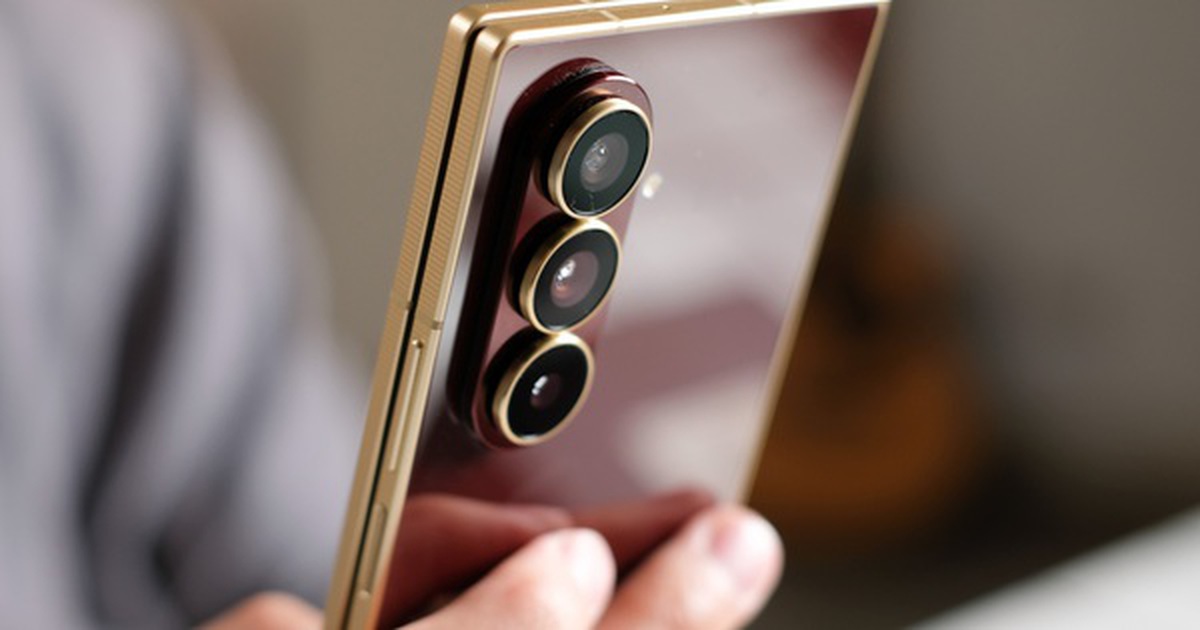 Trên tay Samsung W26: Trông giống hệt Galaxy Z Fold7, chiếc máy này có ...