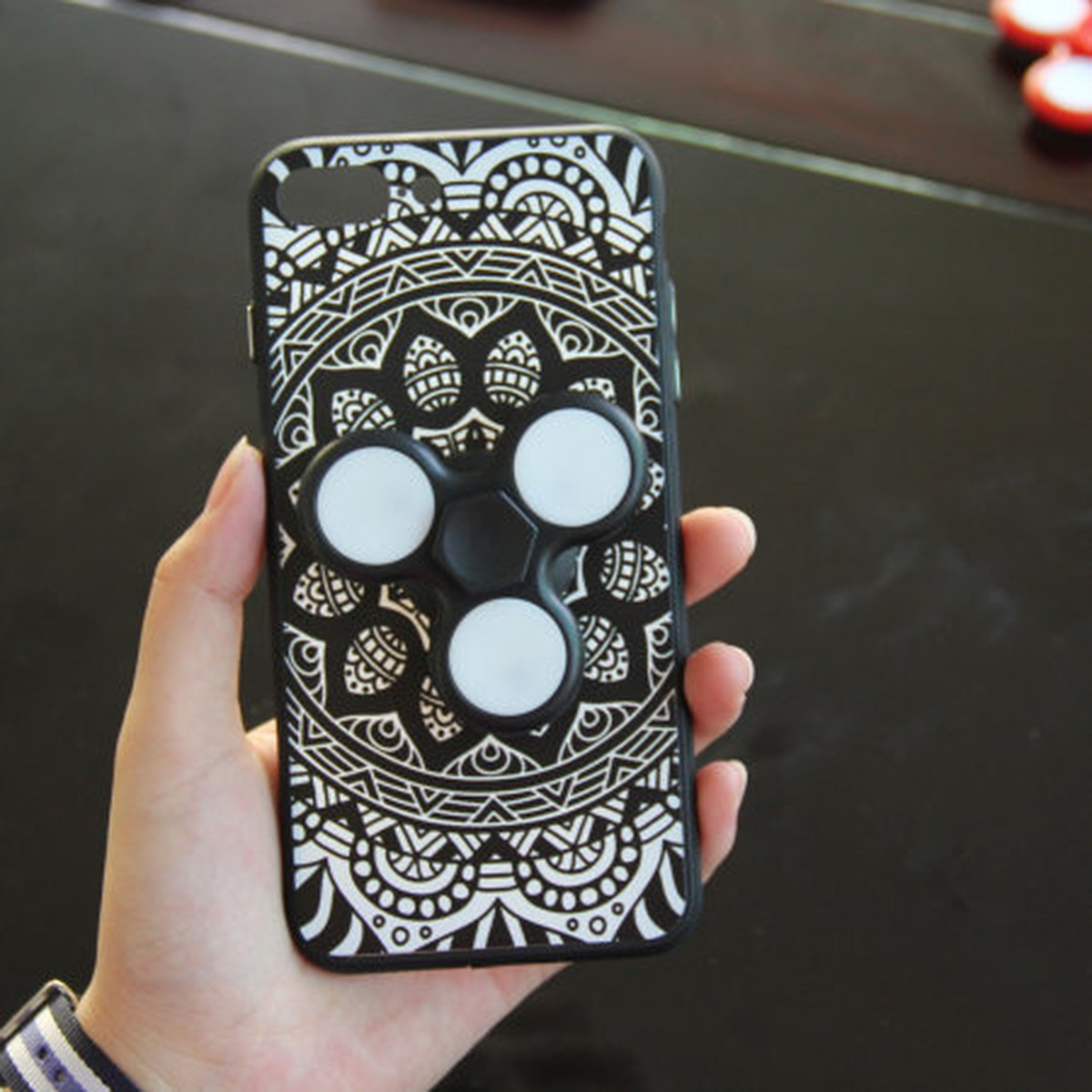 Case iPhone 7/7 Plus gắn Fidget Spinner cực độc đáo giá 600.000 đồng