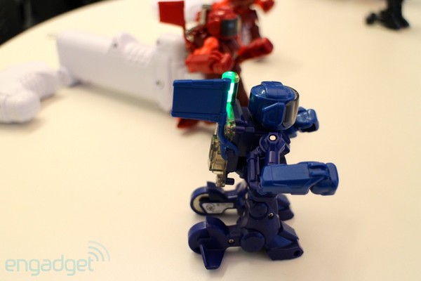 Tomy BattroBorg: Rock’em Sock’em – chú robots đấm bốc thực thụ