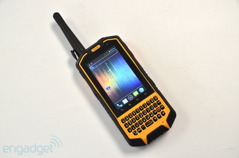 Runbo X: Smartphone Android siêu bền, giá "mềm"