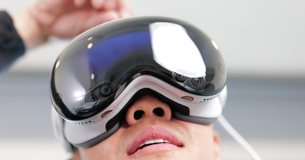 Trải nghiệm Apple Vision Pro: Những sự "wow" lạ kỳ...