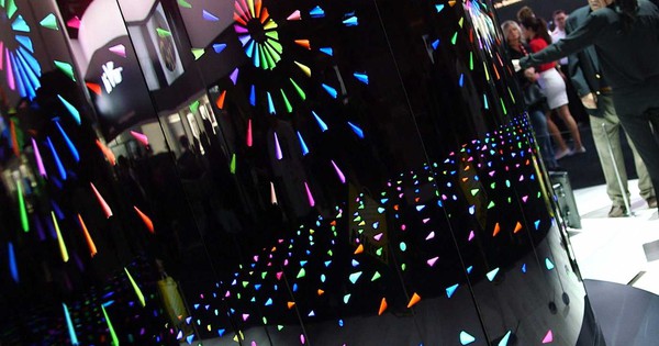 [Video] Bạn phải có tới 2 đầu mới xem được chiếc TV này