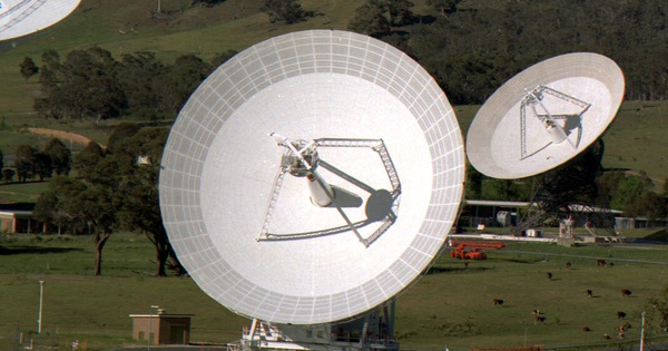 Làm thế nào các nhà khoa học ở Trái Đất lại có thể liên lạc, gửi và ...