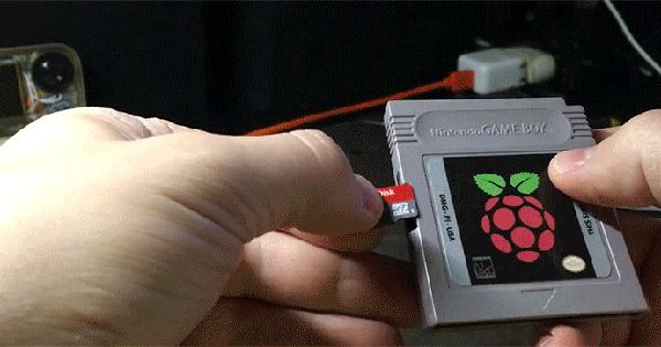 Cải tiến bằng Raspberry Pi, máy Game Boy cũ kỹ bỗng chơi được hàng ngàn ...