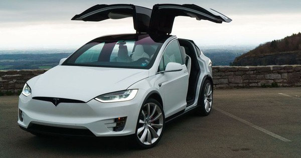 Xe gia đình Tesla Model X kéo thêm gần 2 tấn vẫn đua thắng cả siêu xe ...