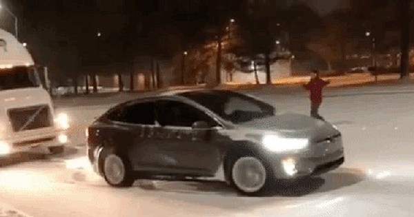 Xe điện Tesla lôi xe container lên dốc giữa trời mưa tuyết khiến cộng ...