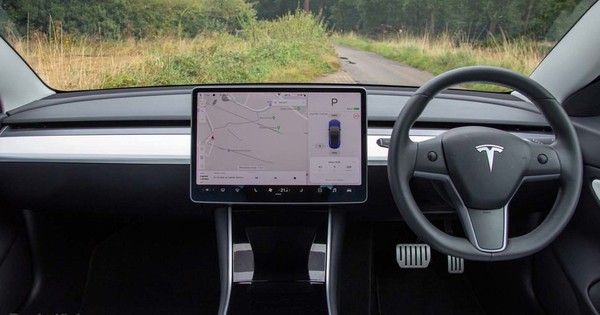Cận cảnh nội thất và hệ thống thông tin giải trí trên Tesla Model 3