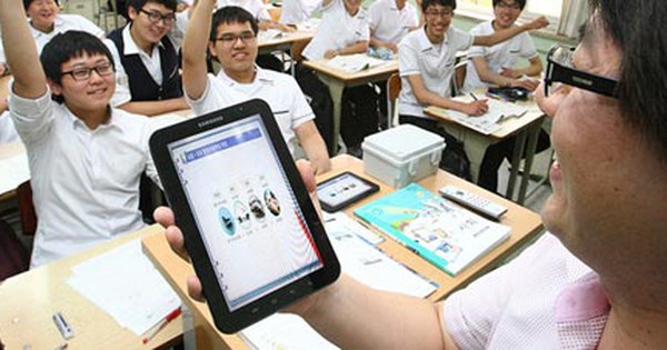 VTC, FPT sản xuất tablet để số hóa sách giáo khoa